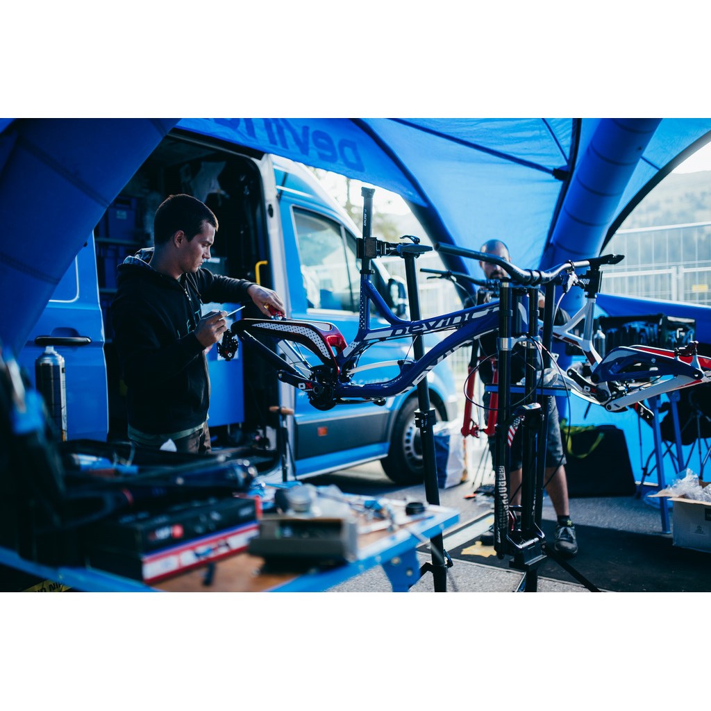 Unior Bike Gator+ Repair Stand, Auto Adjustable | Cycling Boutique